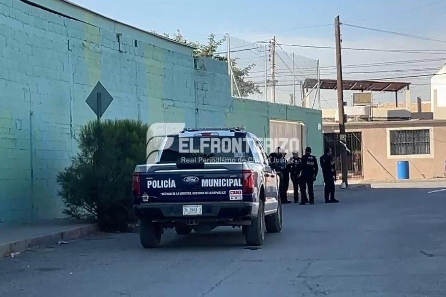 Dejan corona fúnebre al exterior de una Secundaria | El Fronterizo